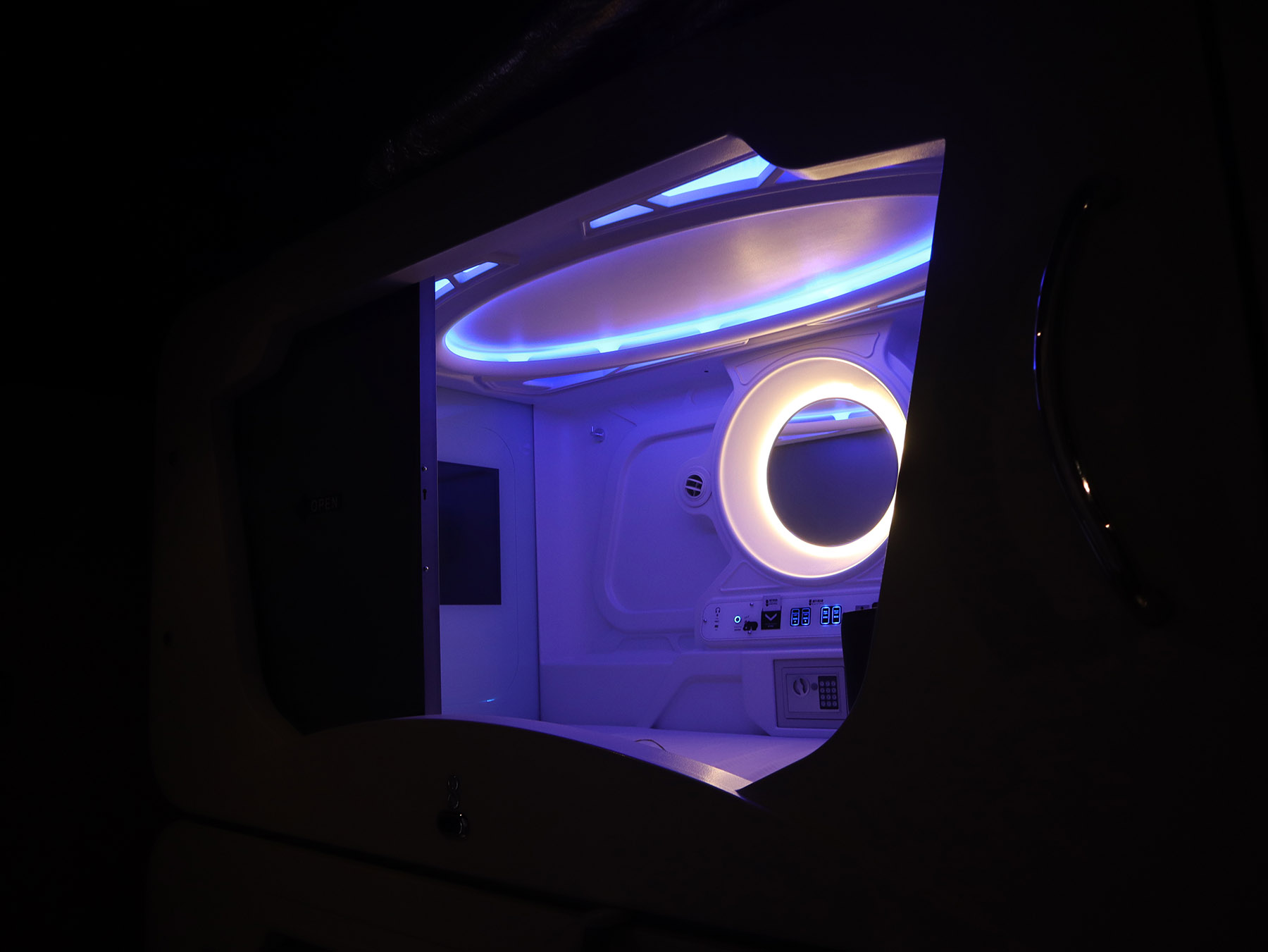 Living inside a Capsule in Taiwan - Work Travel and Take photos